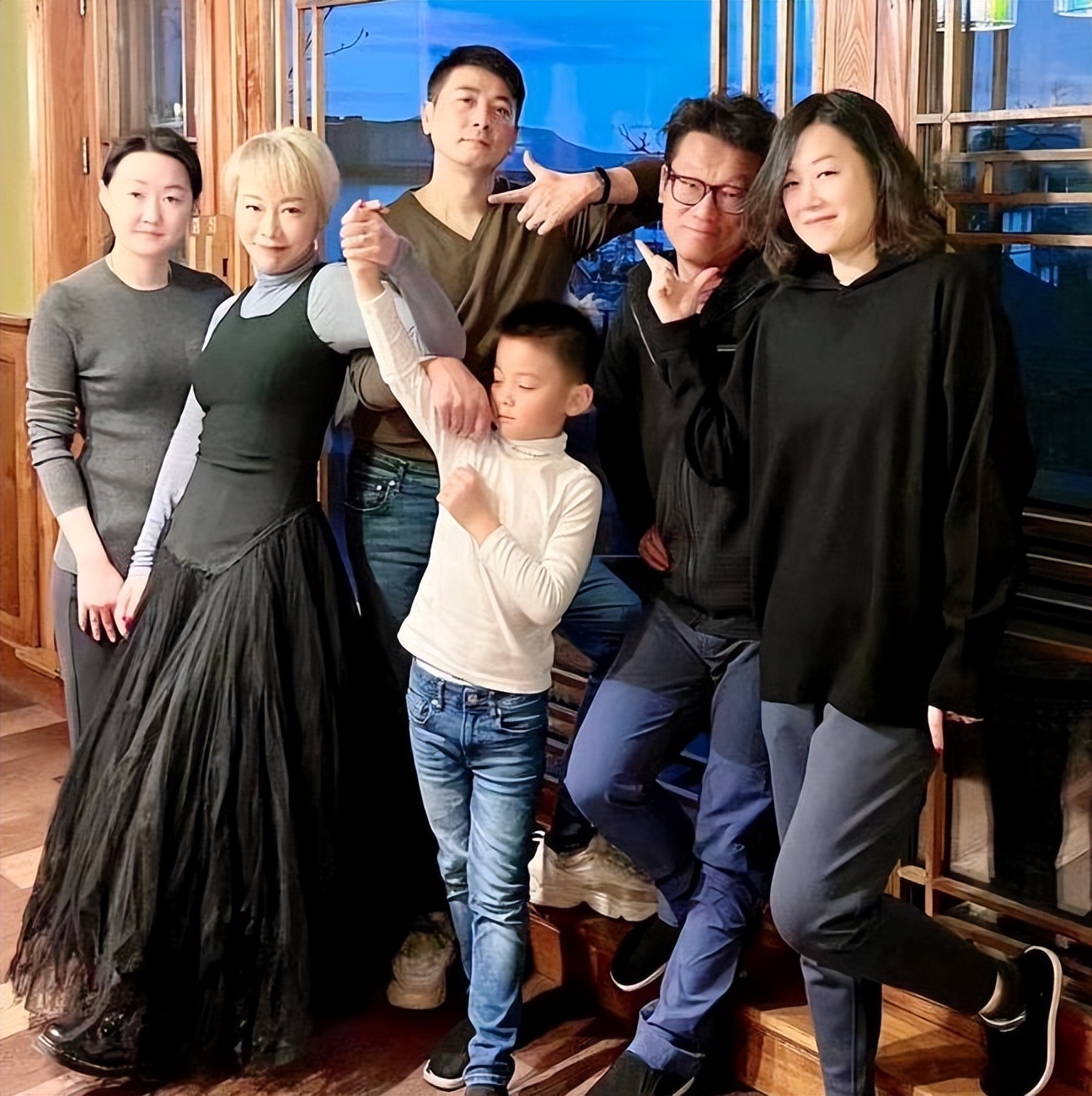 47-year-old Bao Jianfeng celebrates his wife's birthday, 54-year-old He ...