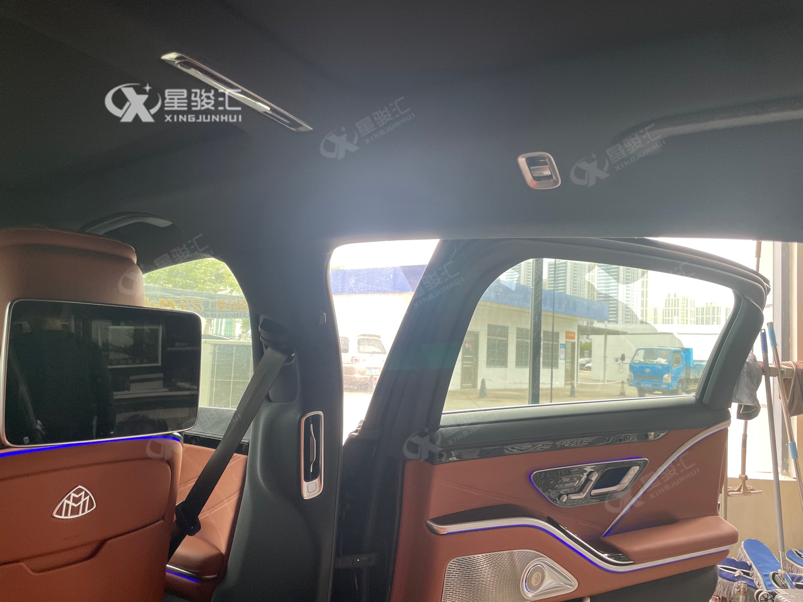 The 2021 Maybach S480 upgrades the original electric middle door, and ...