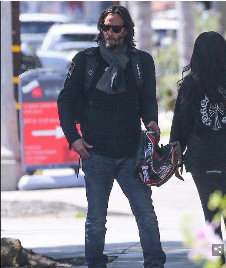 Keanu Reeves looked at the ring at the jewelry store, sparking ...