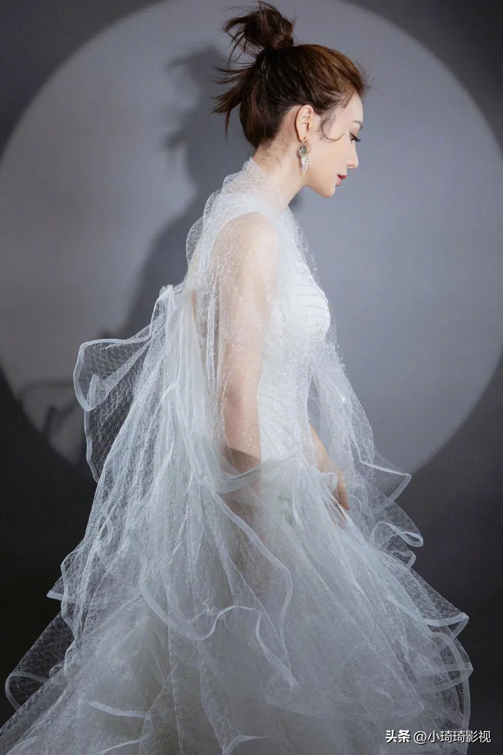 Goddess Liu Yan—White wedding dress, perfect figure, that man is ...