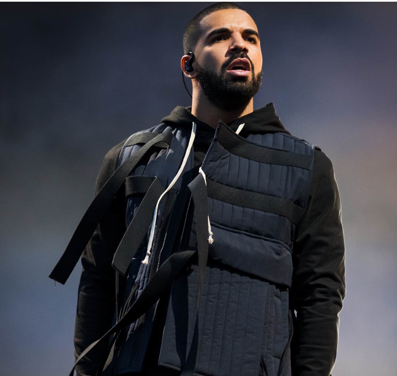 Drake received giant souvenirs during his concert, and netizens ...