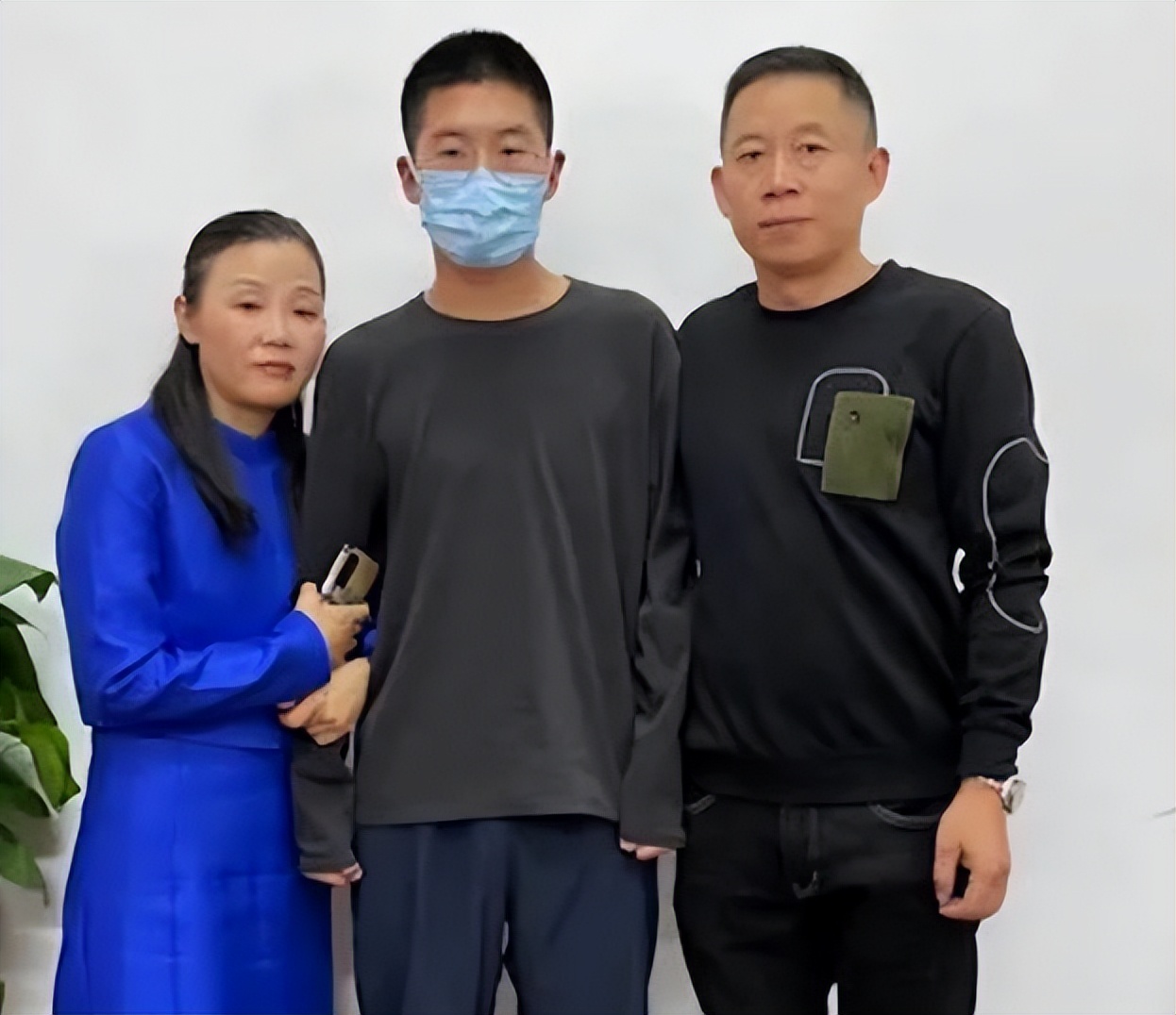 Sun Yue posted a recent photo of the three siblings, Sun Zhuo turned ...