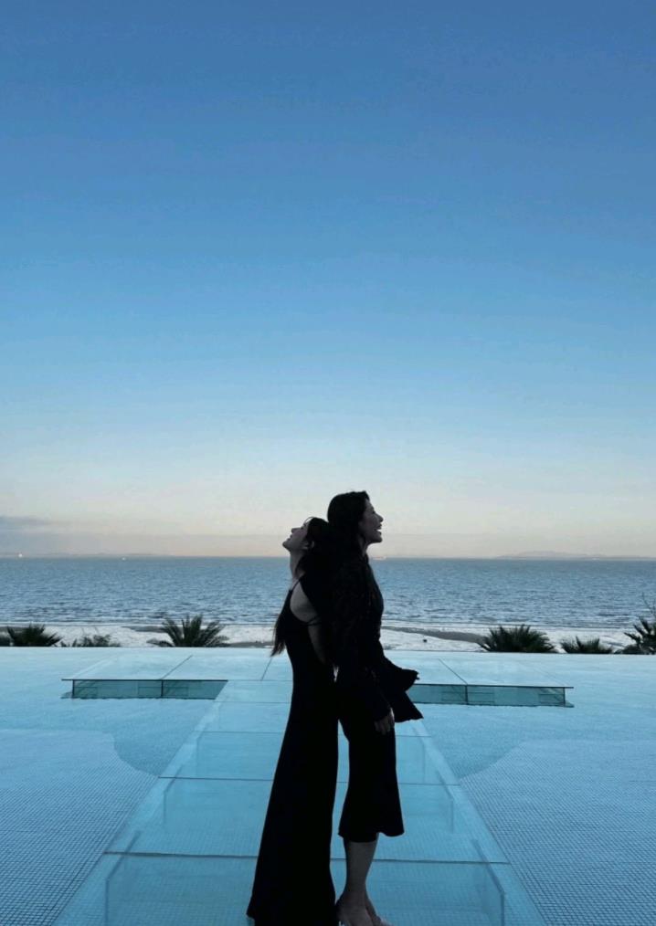 Zeng Lisha and Zhao Lusi took a photo together. The two had a good ...