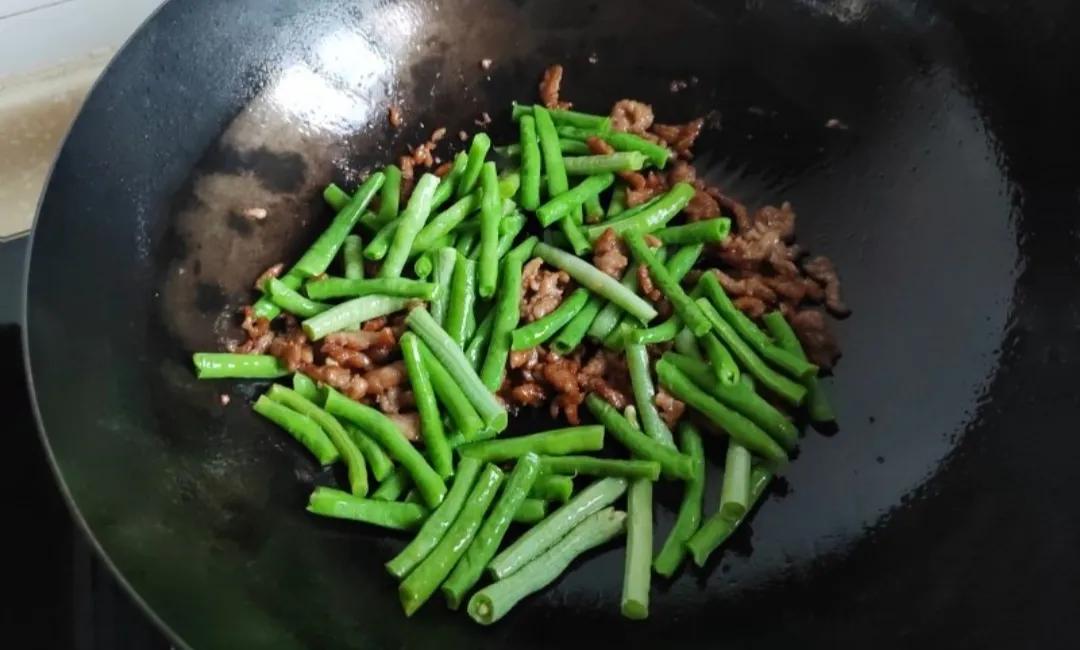 Cowpea Stir-fried Beef is a delicious Chinese dish - iNEWS