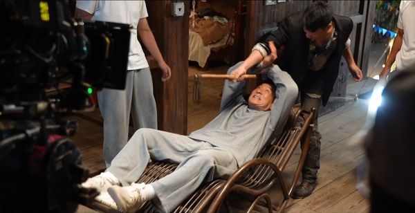69-year-old Jackie Chan took painkillers for "action scenes" and the operation was postponed ...