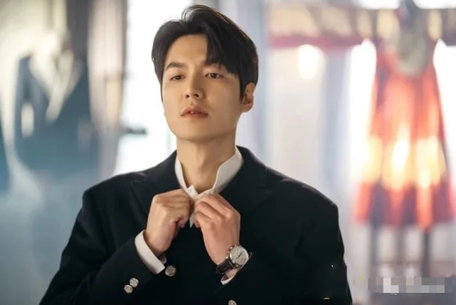 A recent photo of 35-year-old Korean star Lee Min Ho was exposed, with ...