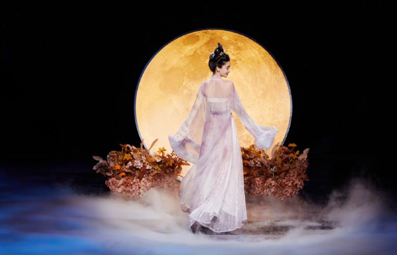 Angelababy Chang'e creates a lot of smoke like a fairyland - iNEWS