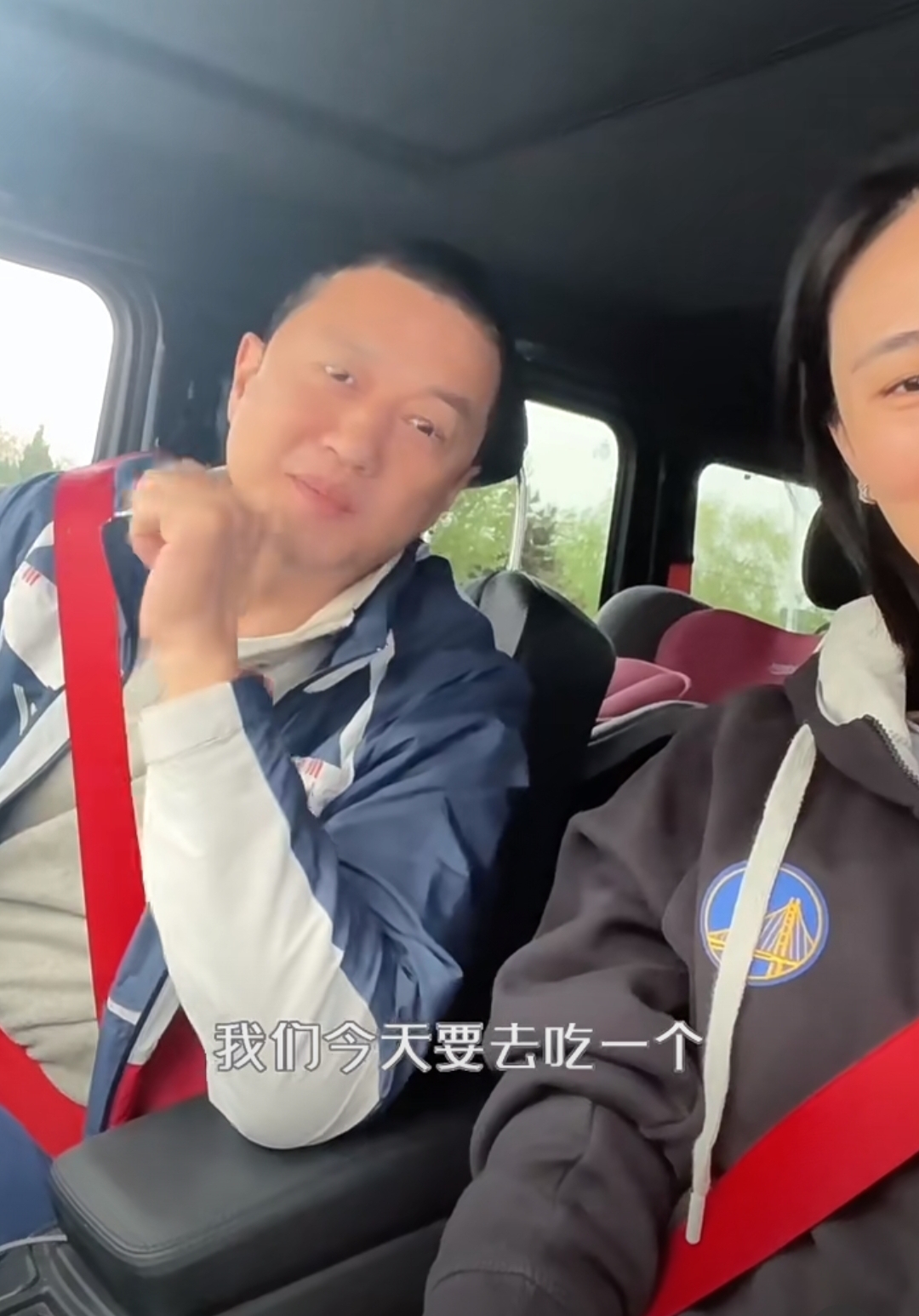 Li Yapeng took his wife to eat "luxurious breakfast", netizens praised ...