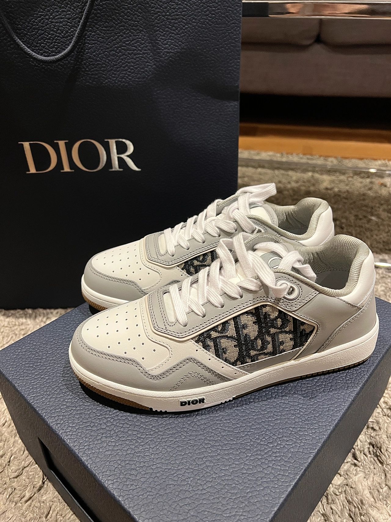 Dior's classic old-fashioned color matching sneakers are a pair of very ...