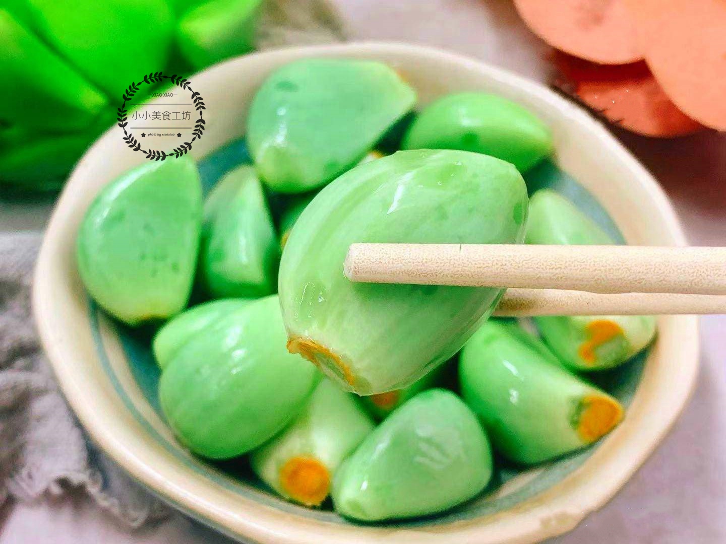 For pickled laba garlic, some people cut the garlic root and some ...