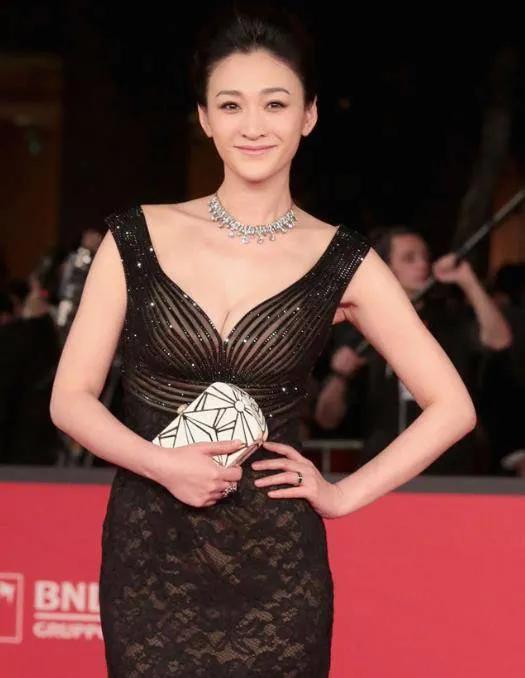 This is the charm of a middle-aged actress, showing her own ...