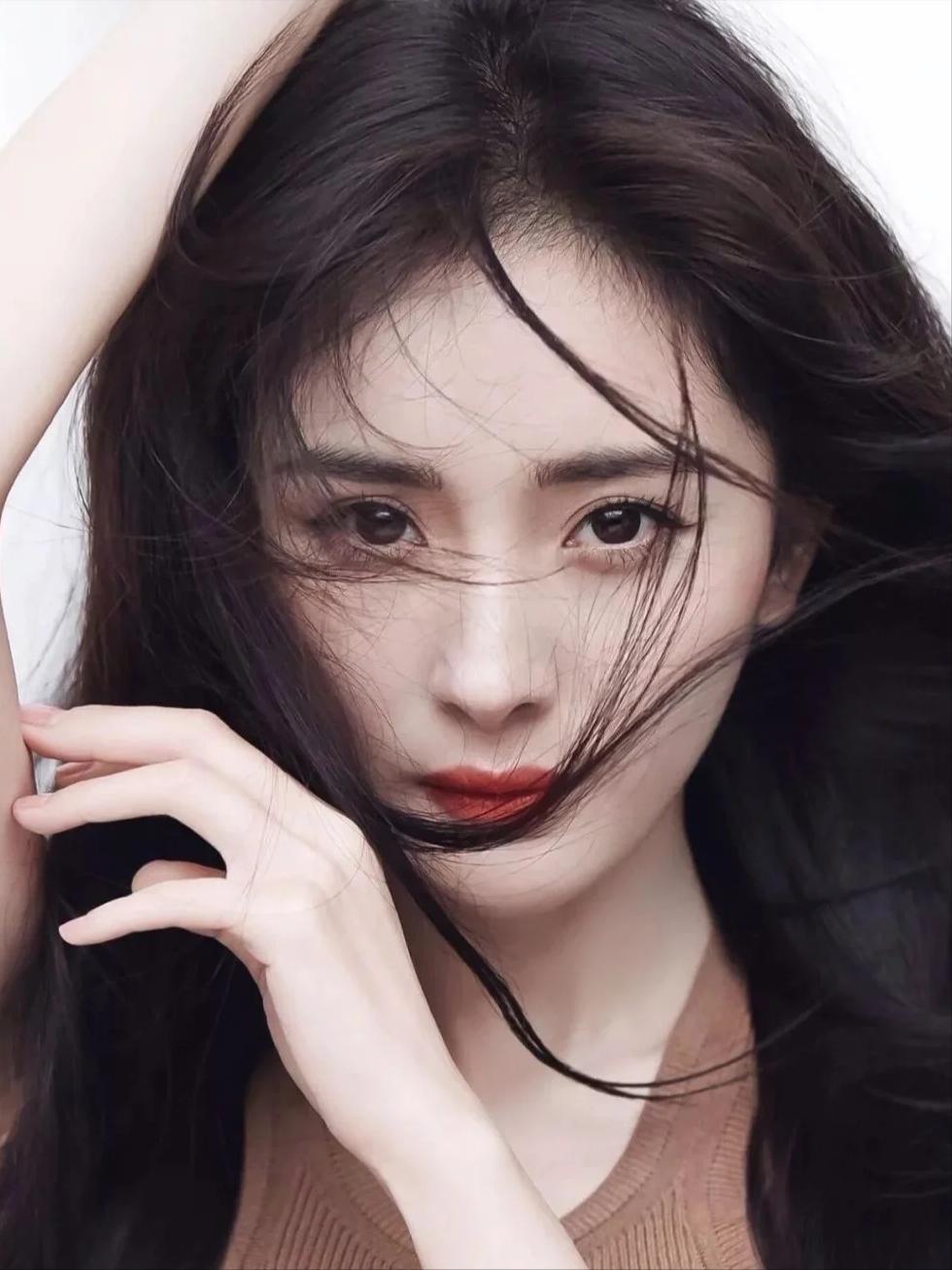 Back to the mainland!Yang Mi picks up her daughter, Xiao Nuomi, to ...