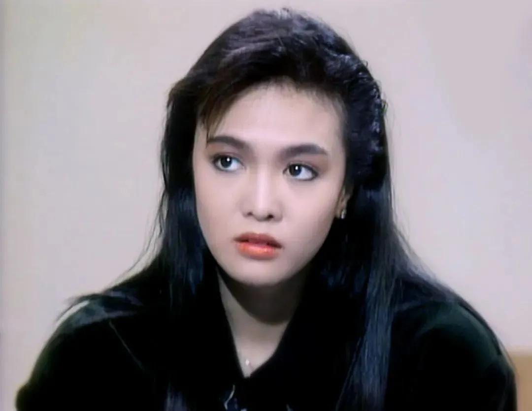 After being supported by a rich woman for 16 years, he turned around and married a female boss ...