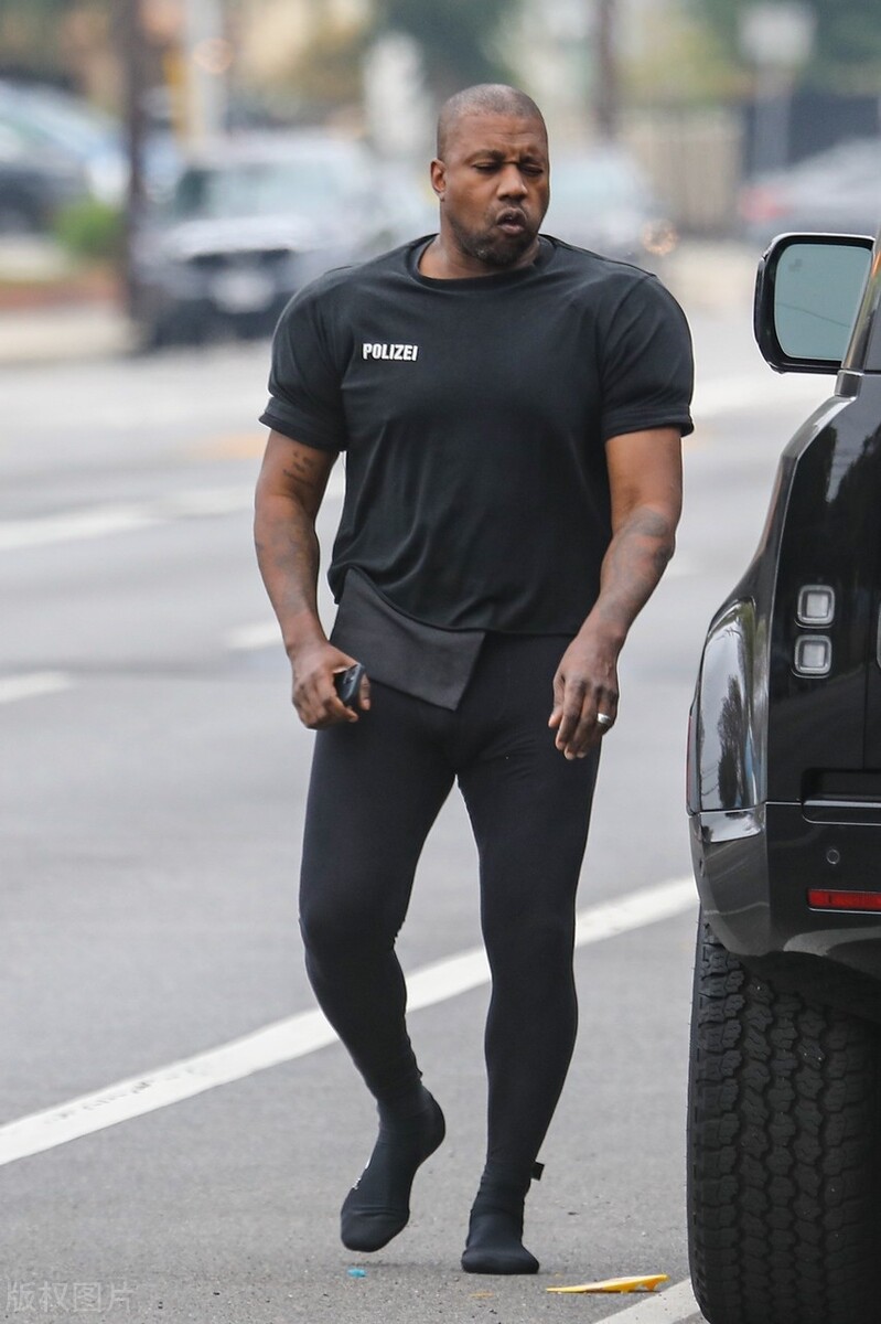 The outfits of Kanye and his wife are too eye-catching, showing an ...