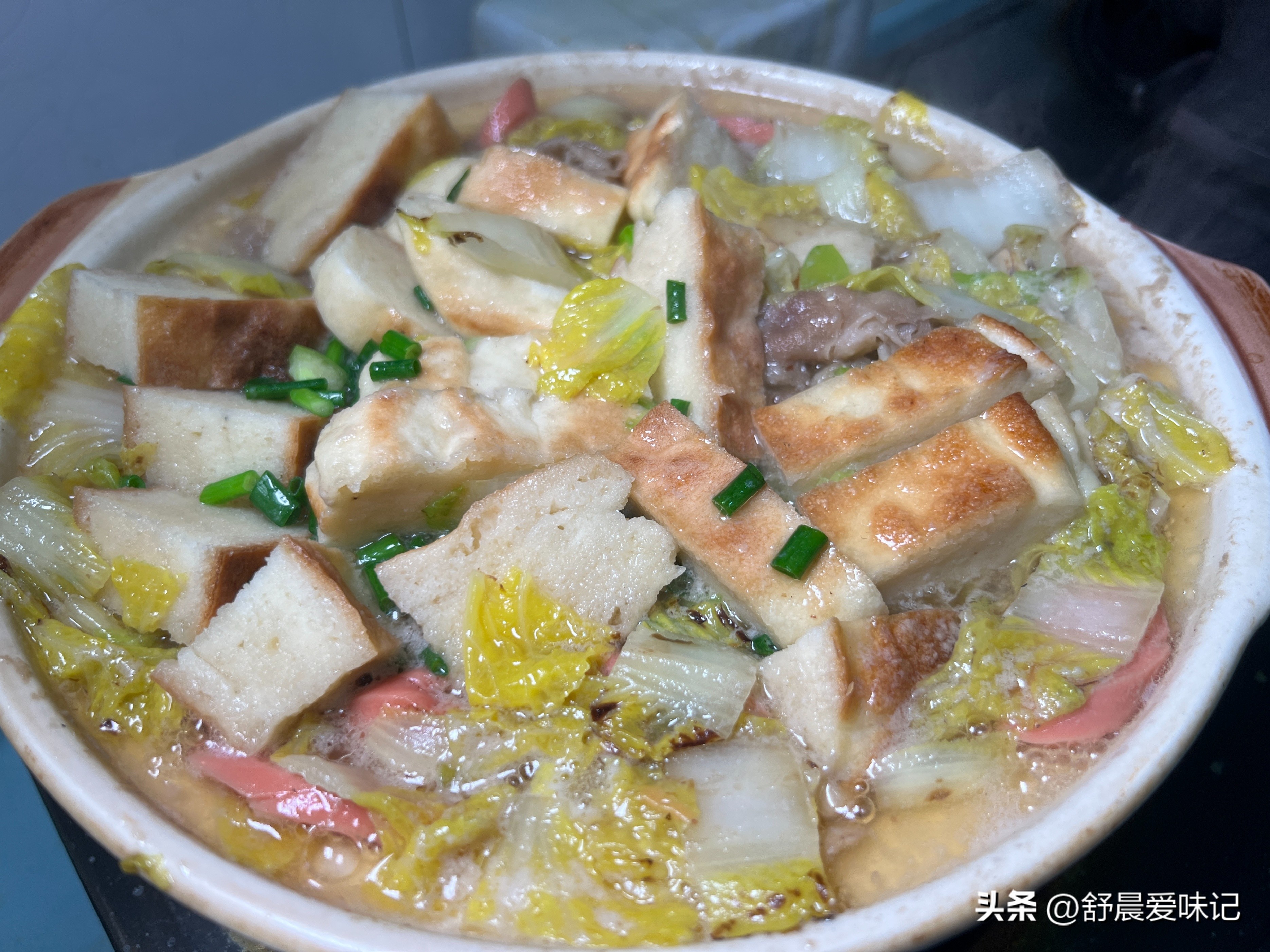 How to eat leftover biscuits?Cut into wide strips and stew with meat ...