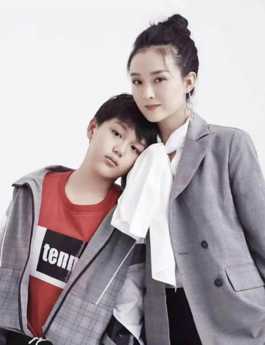 Wang Yan's son looks amazing! The big change in appearance looks like a ...
