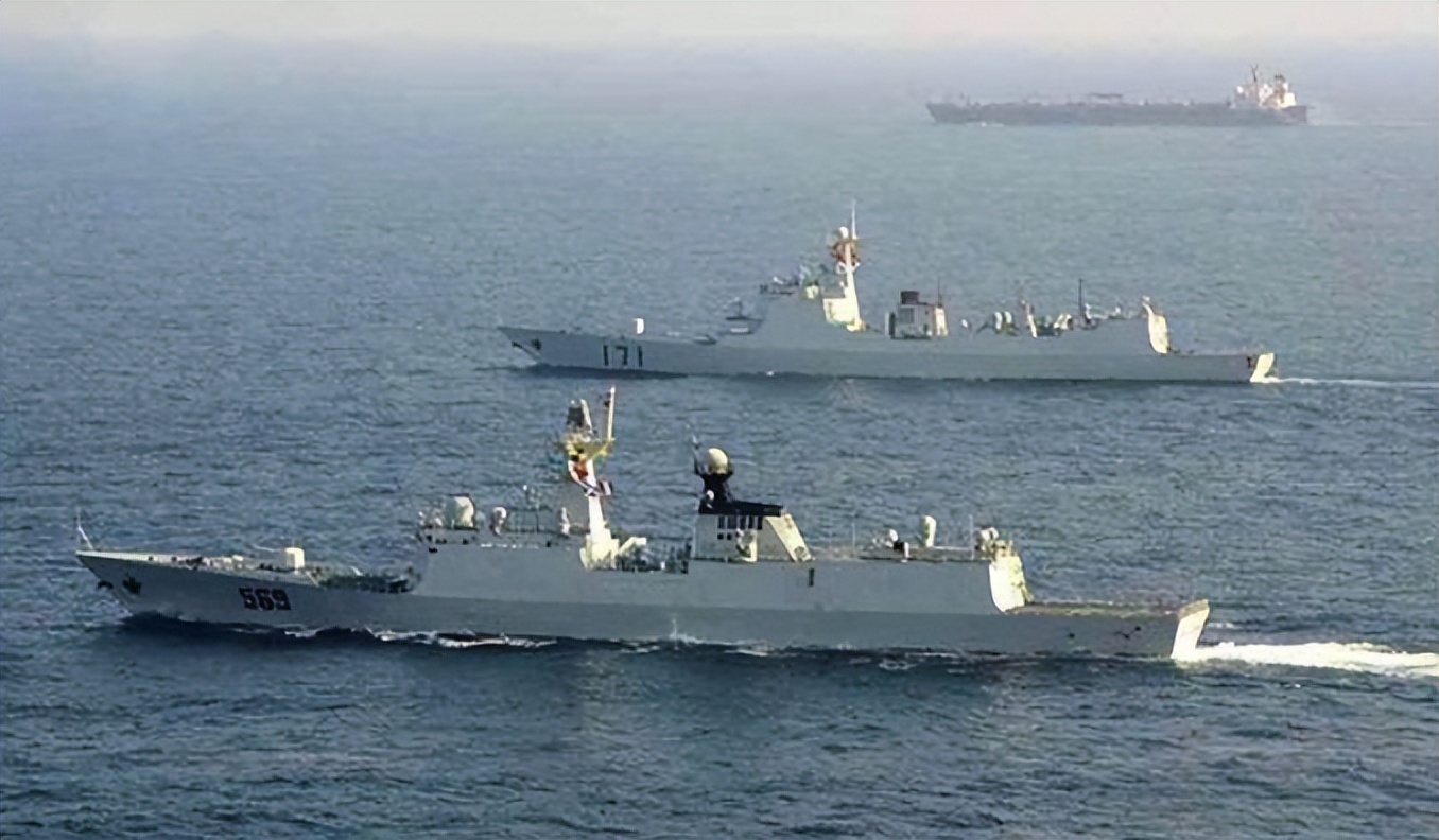 Type 054AG frigate: There are 4 small phased array radars to deal with the attack of stealth ...