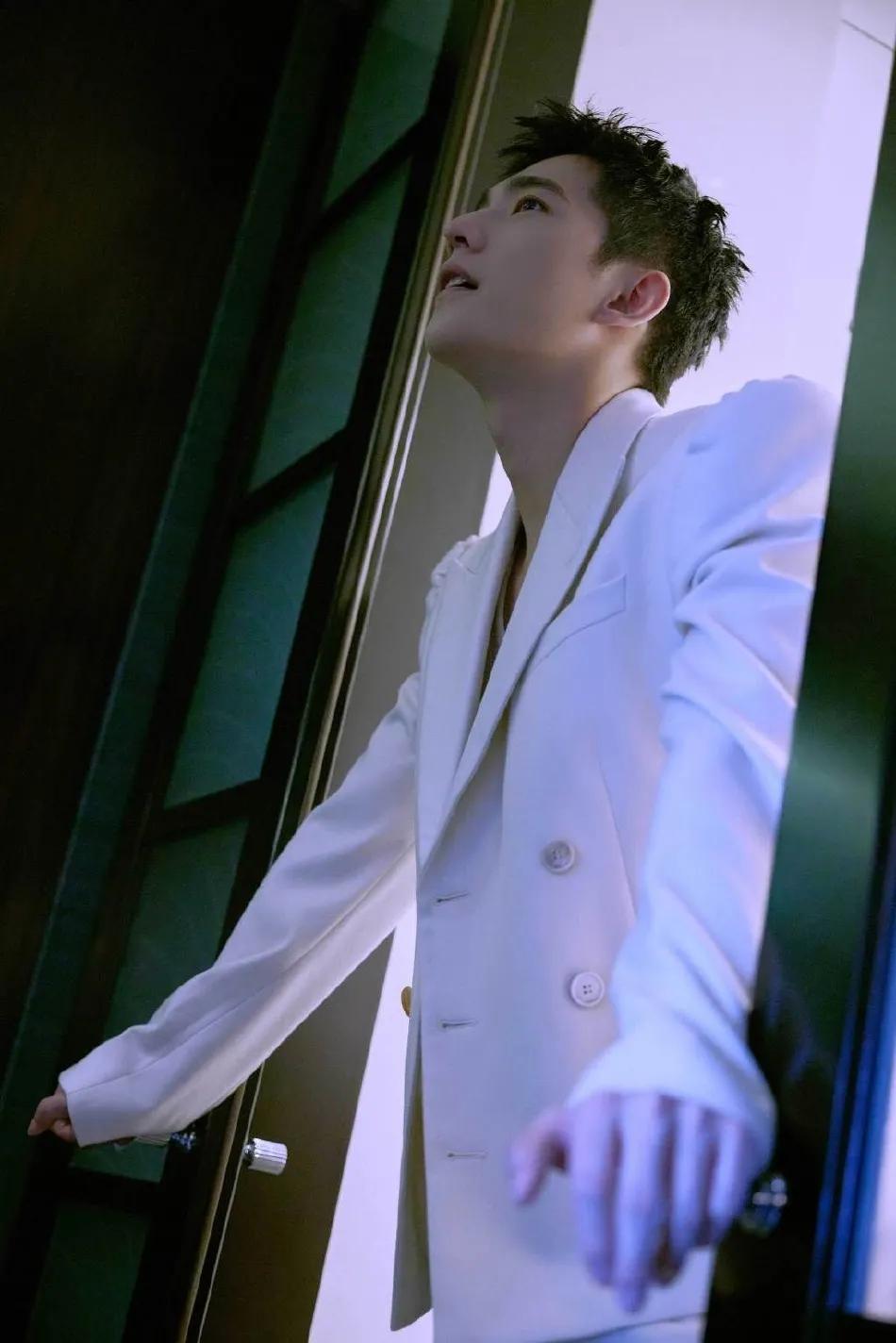 Yang Yang's new photo, 31st birthday, is still the handsome boy - iNEWS