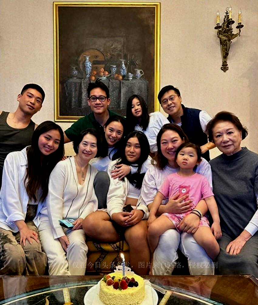 61-year-old He Chaoqiong attends parties with a dignified smile without ...