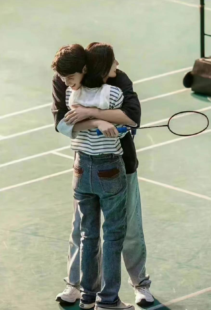 What a great height difference!Wu Lei held Zhou Yutong's slender waist ...