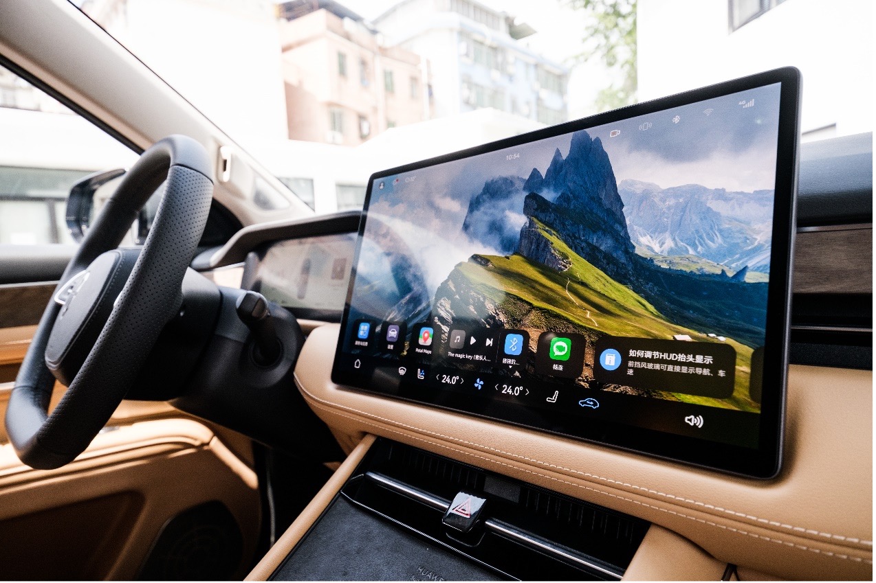 With "core" and "soul", the Harmony cockpit on the ceiling of the car ...