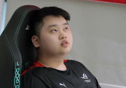 RW was let two chase three by EDGM, Xiaoye returned to the jungle ...