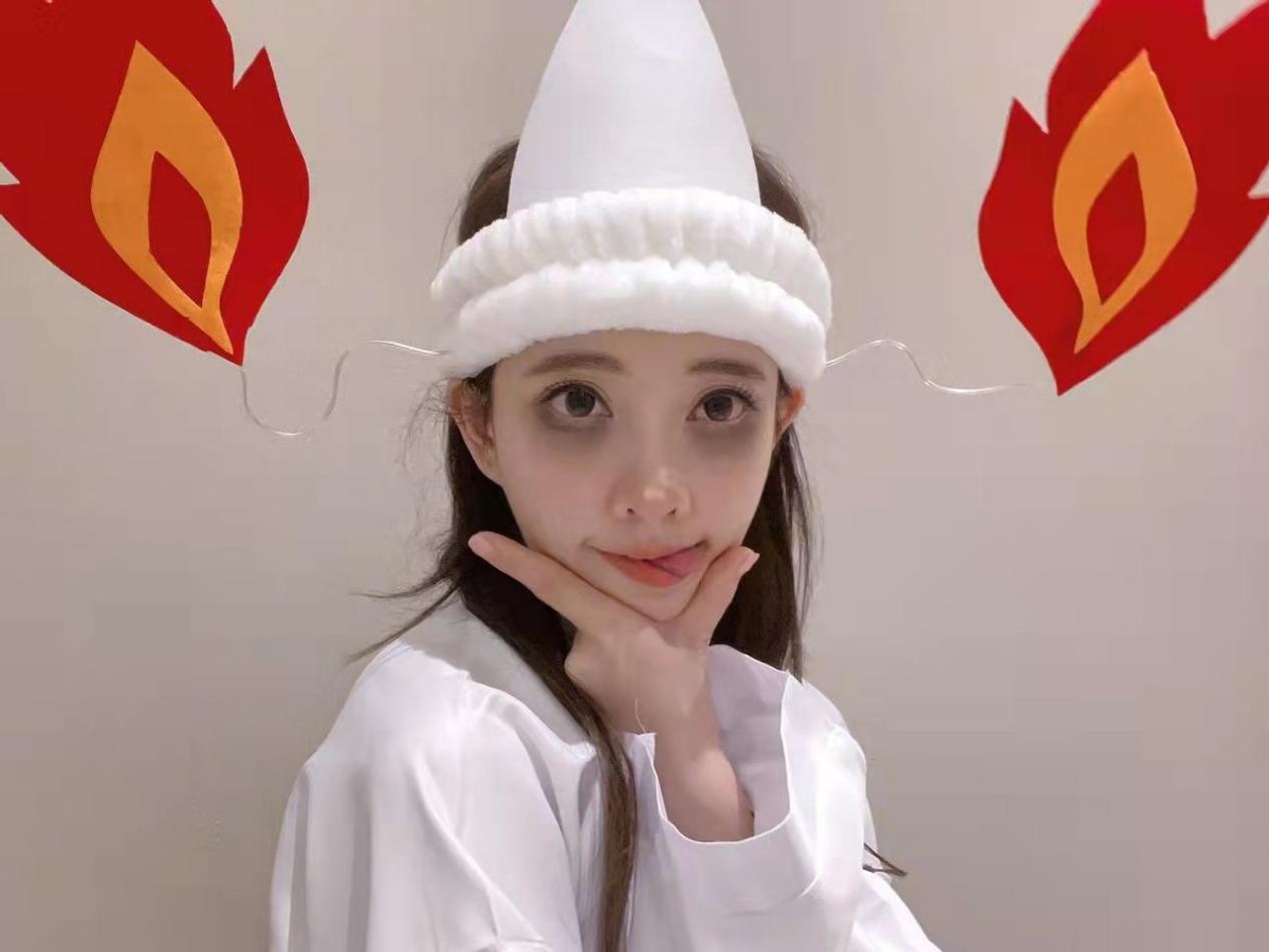 Feng Timo took pictures in the snack street, looking back and smiling ...