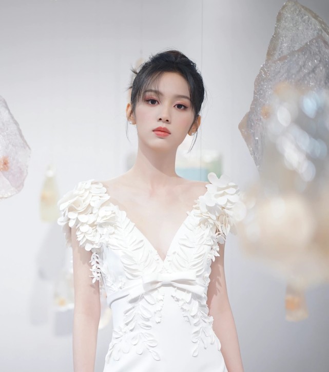 Zhou Yehao is suitable for wearing a white dress, with an elegant and ...