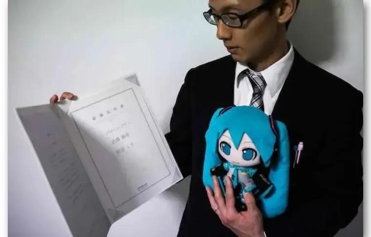 Japanese otaku and Hatsune Miku got married. Five years later, is their ...