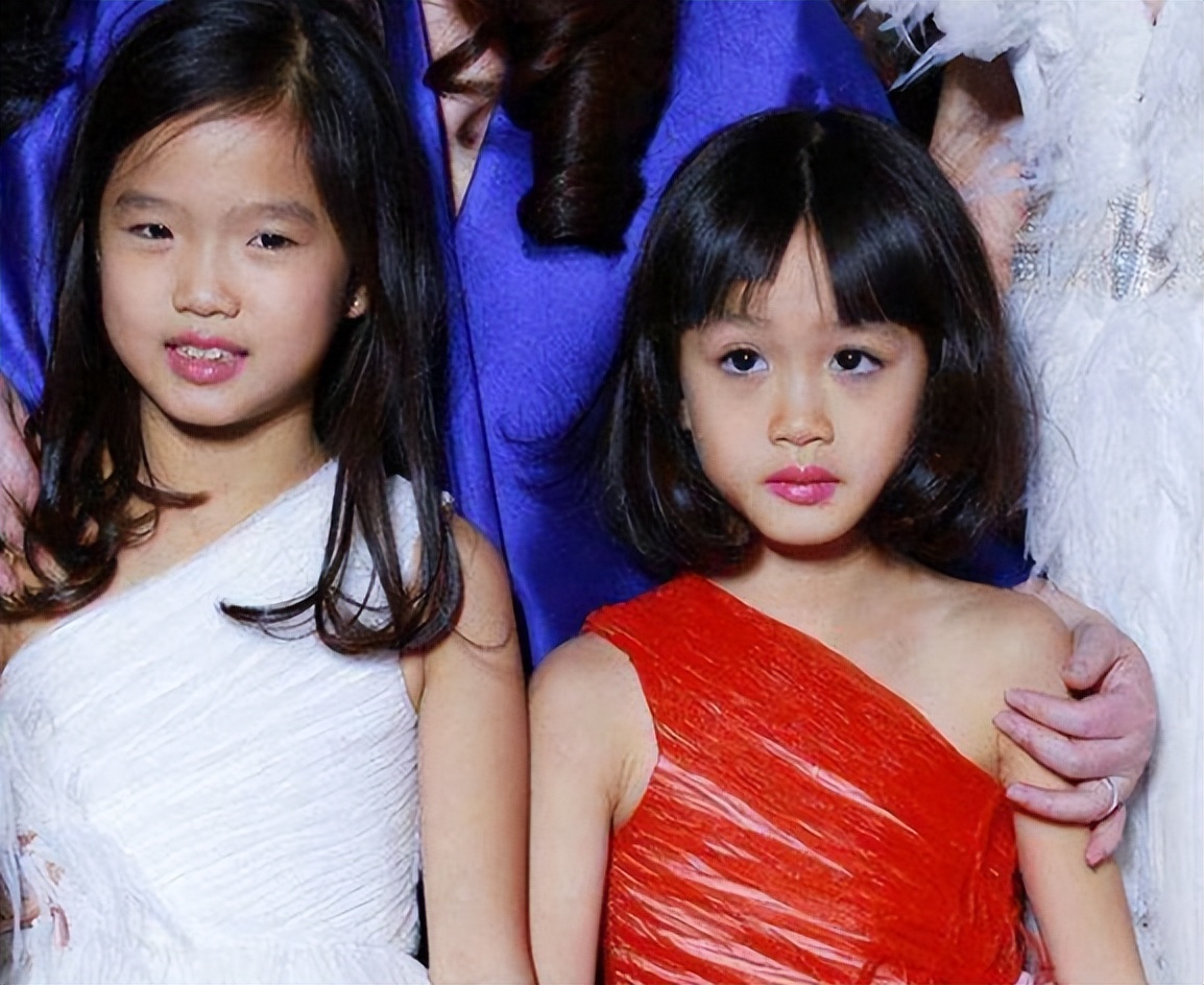 Christy Chung's mother and daughter dress up modernly and walk to the ...