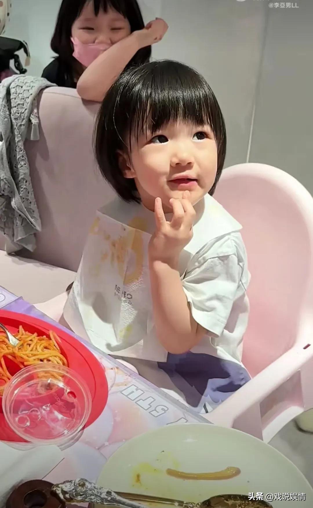 Li Yanan and his friends walked together with their baby, and Wang ...