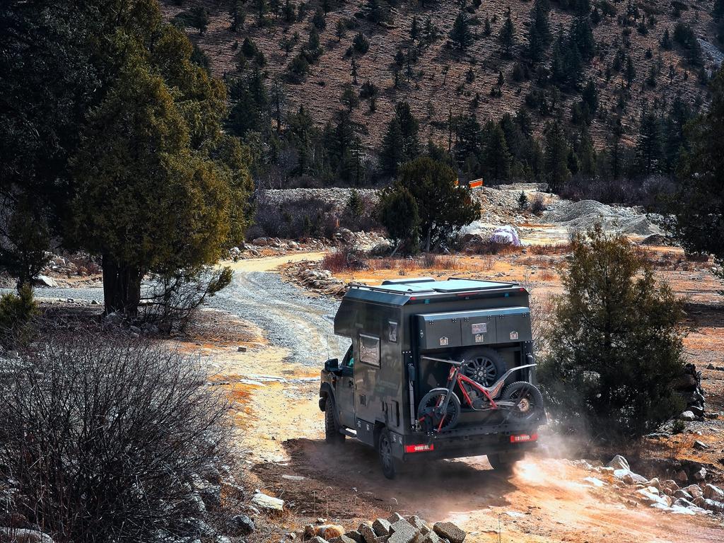 Full-time four-wheel drive with differential lock C can drive hard-core ...