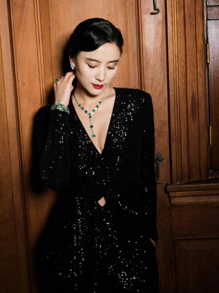 Song Jia is known as a walking hanger, with graceful curves, and the ...
