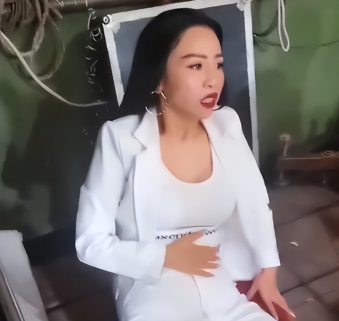 The female singer was dragged off the stage by the male audience! The ...