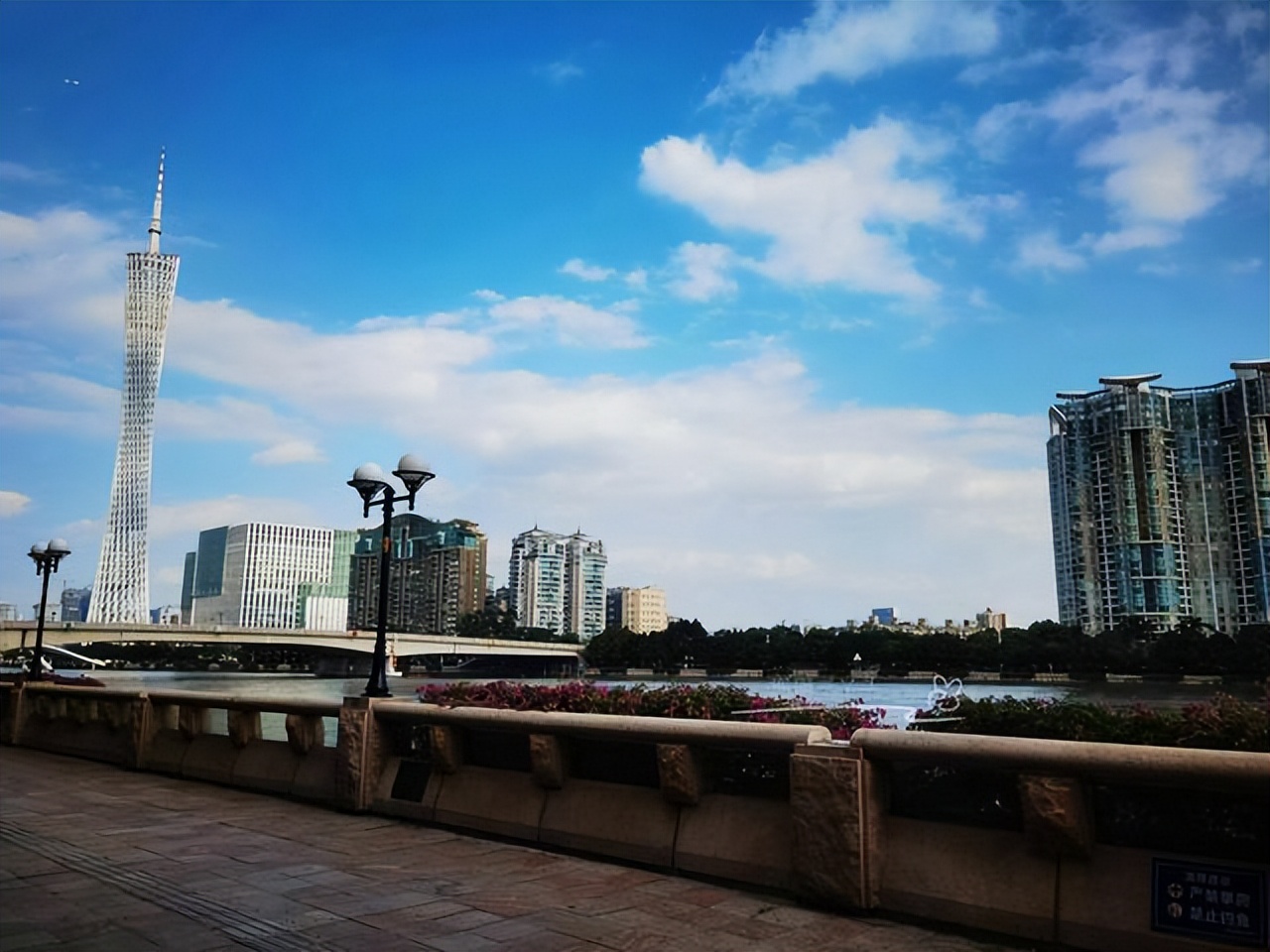 The only shopping mall on Ersha Island in Guangzhou, the design is unconventional and designed ...