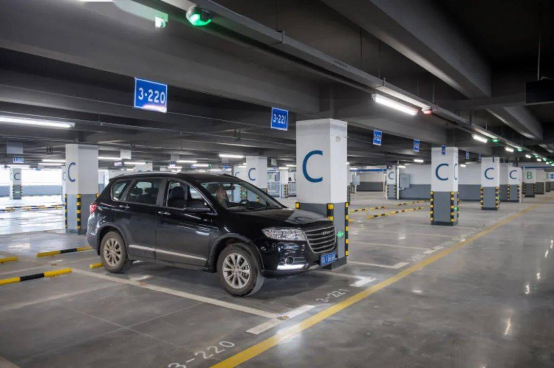 What is the difference between "the car facing inwards" and "the car ...