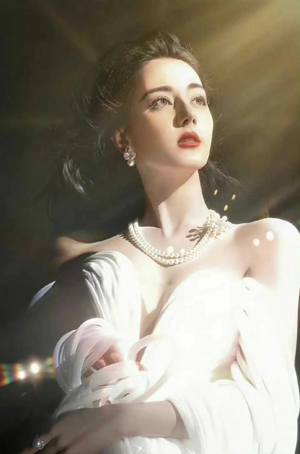 Di Lieba's shoulder and neckline has not only become a hot topic, but ...