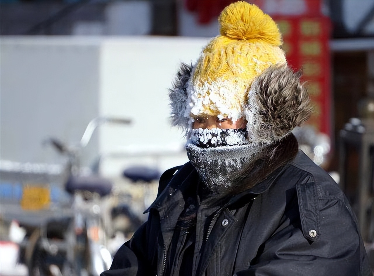Why do people take off their clothes before they freeze to death? - iNEWS