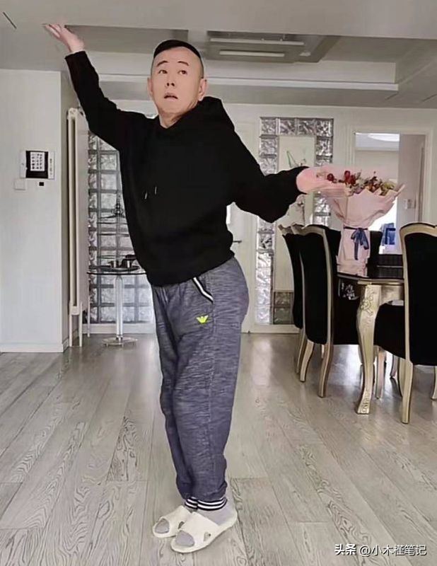 65-year-old Pan Changjiang danced the Dai dance, his movements were exaggerated and his eyes ...