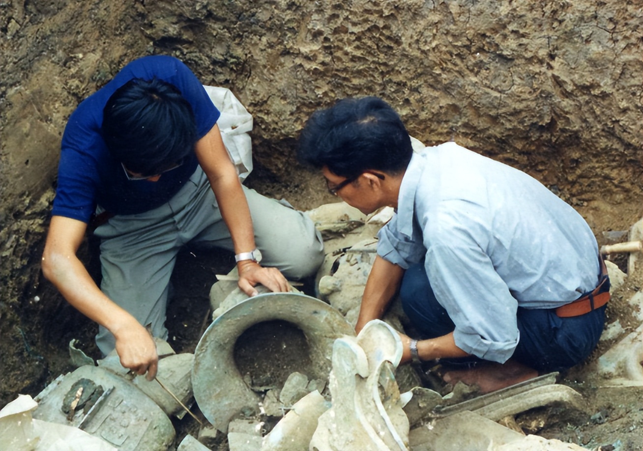 From a pile of inconspicuous fragments to an exquisite bronze sacred ...