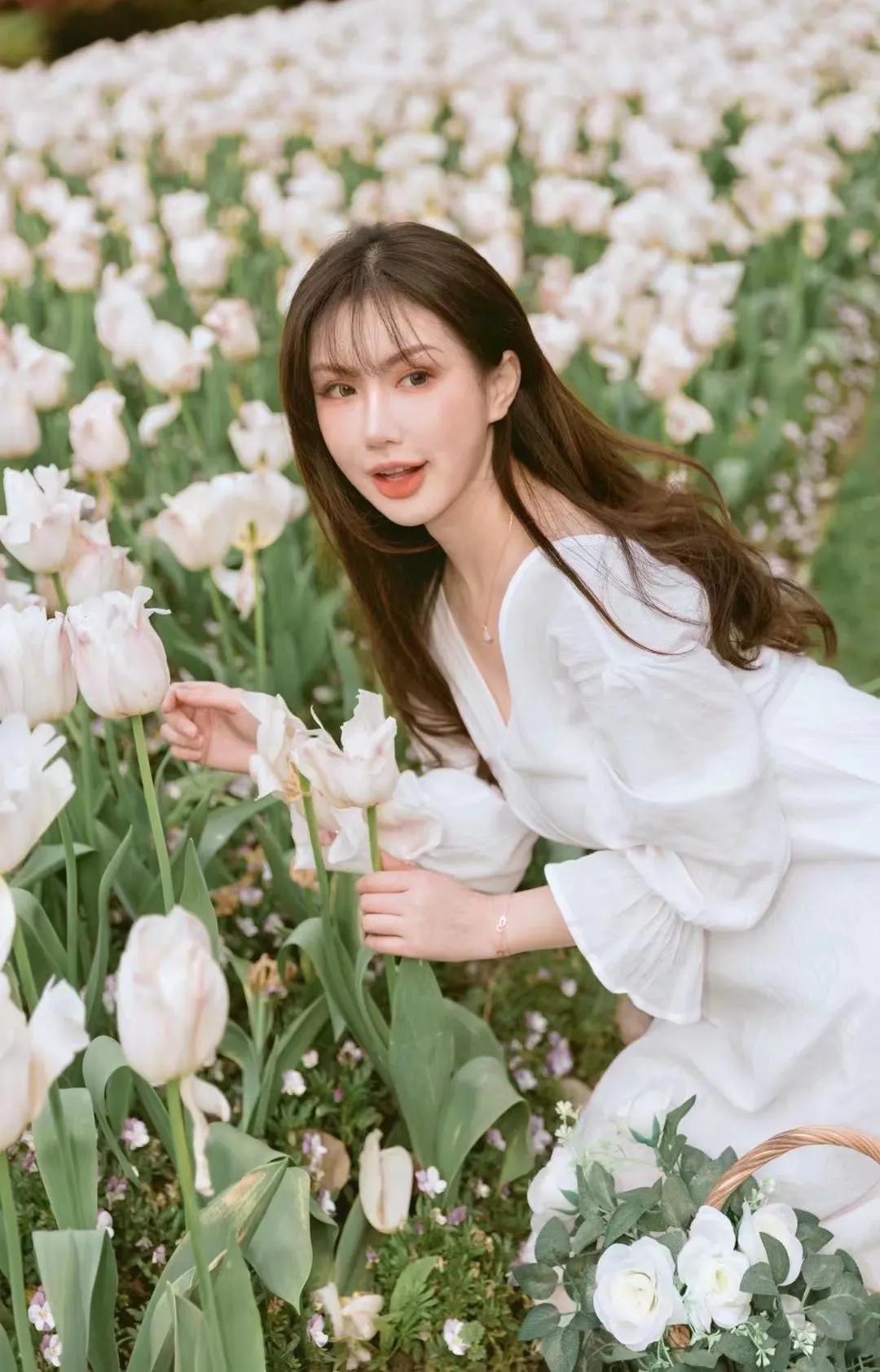 Model Zhenzhen, fresh dress in the flowers - iNEWS