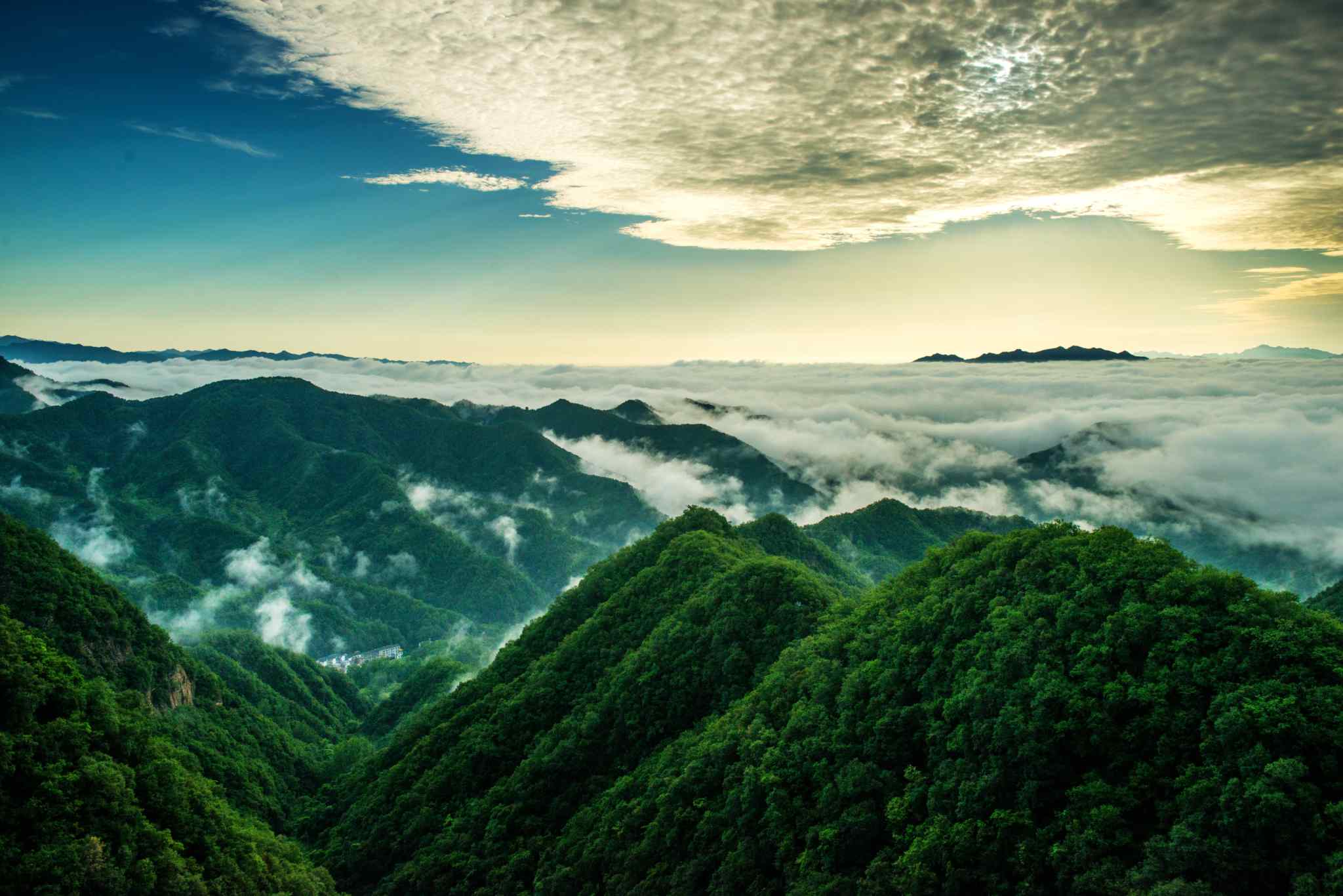 Look at the scenery from God's perspective! Magnificent mountain ...