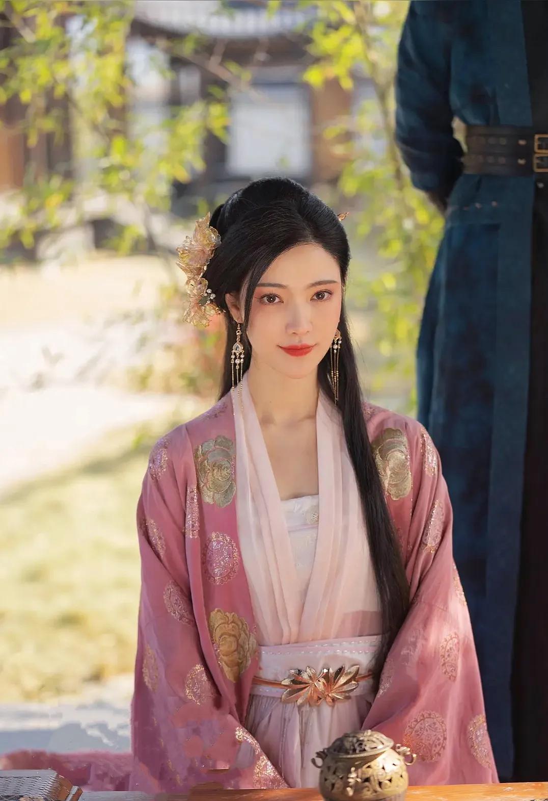 Sharing of beauties in ancient costumes——Qi Xiaxia's Li Yunzhen's wardrobe - iMedia