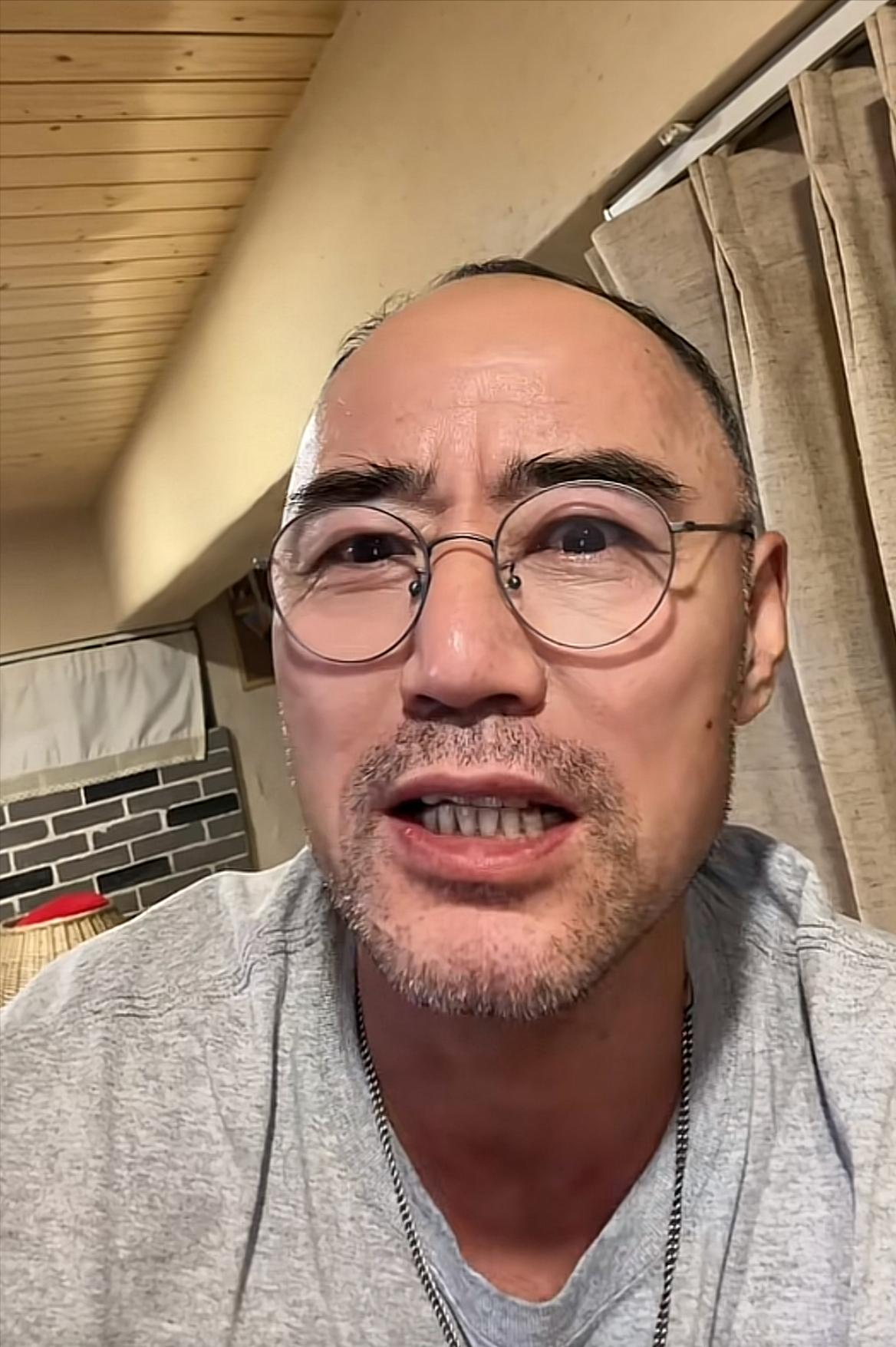 The masculine Wang Xu sang "Rakshasa Sea City" with an expression of ...