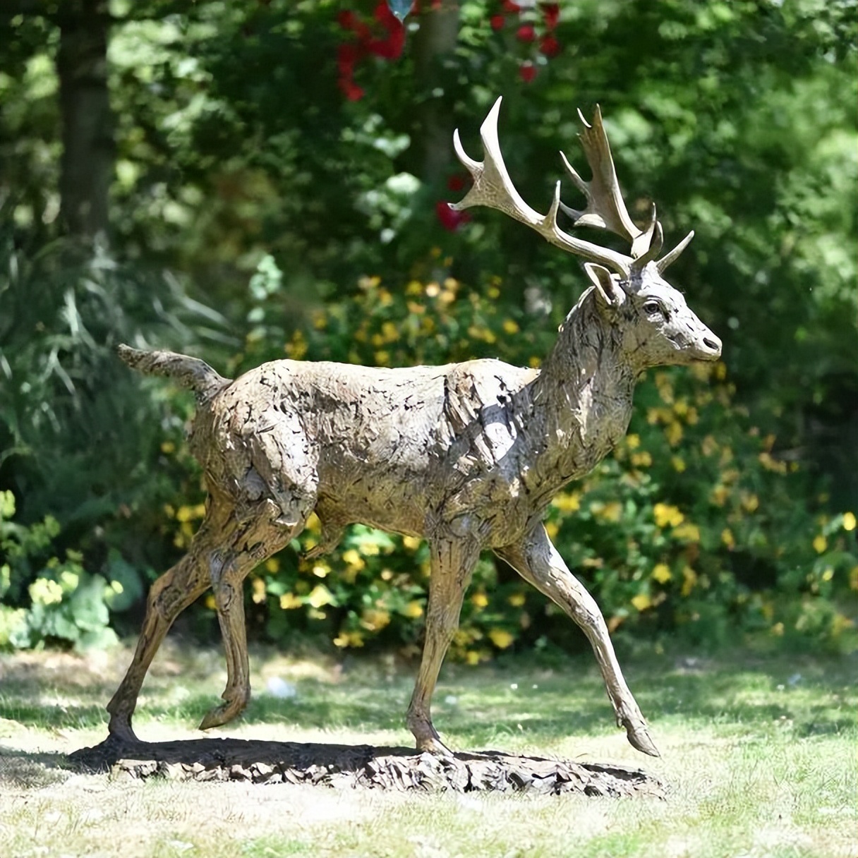 Hamish Mackie's vibrant animal sculptures - iNEWS