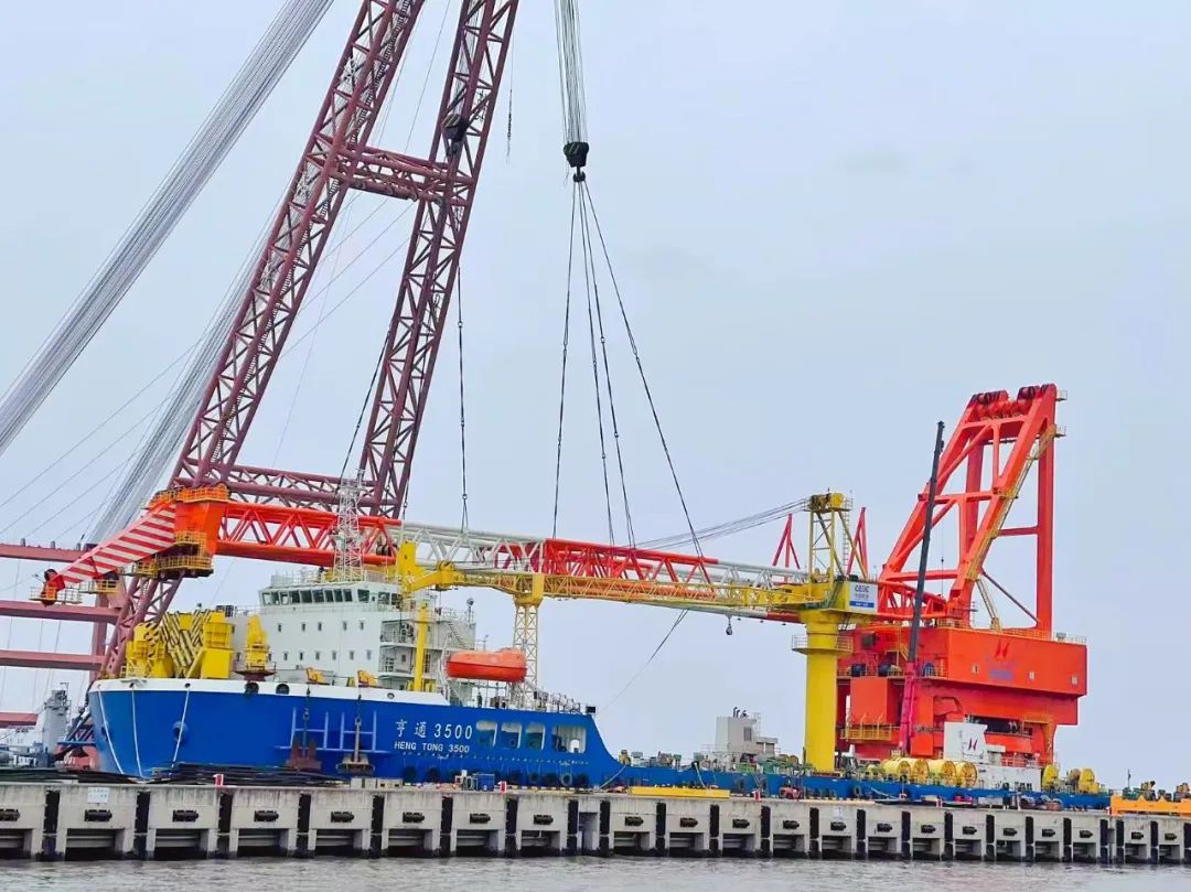 Design and build independently!GENMA 3500 ton azimuth offshore crane ...