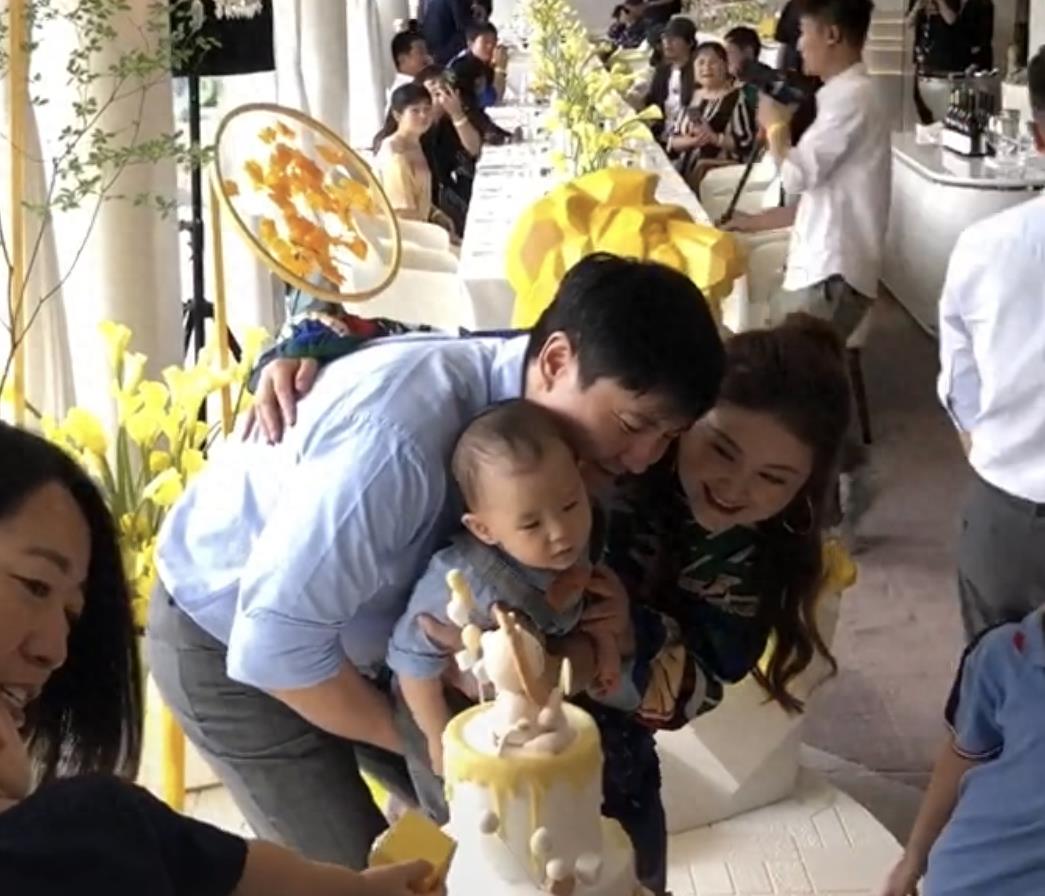 Shen Teng took his wife to the wedding. The couple showed off their ...