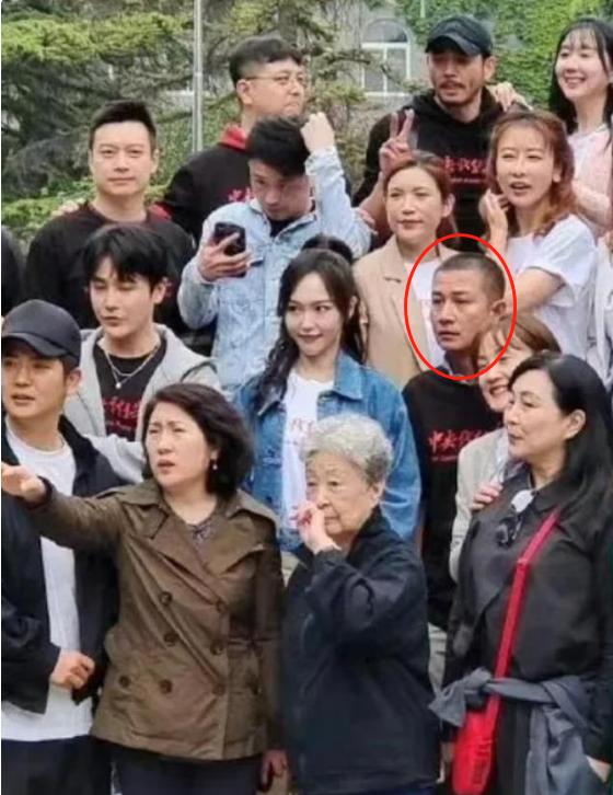 Zhang Wenjun and her daughter appeared at the airport. The 14-year-old ...