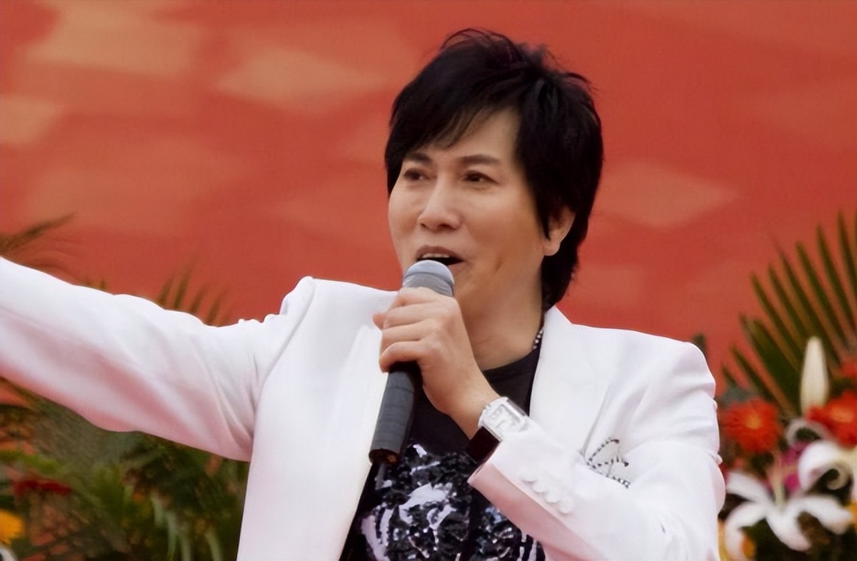 He became popular at the age of 31 when he sang in the Spring Festival ...