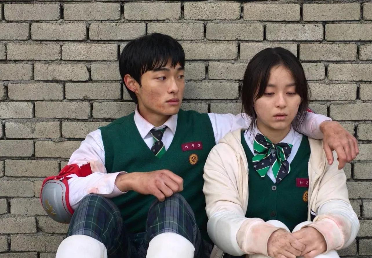 After the first episode of "Zombie Campus", why did everyone not resist ...